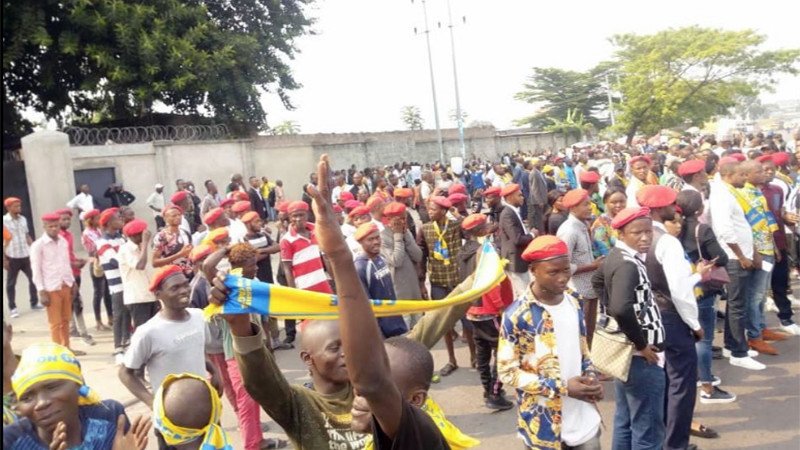 Les militants « bérets rouges » du PPRD manifestent devant le Palais du ...