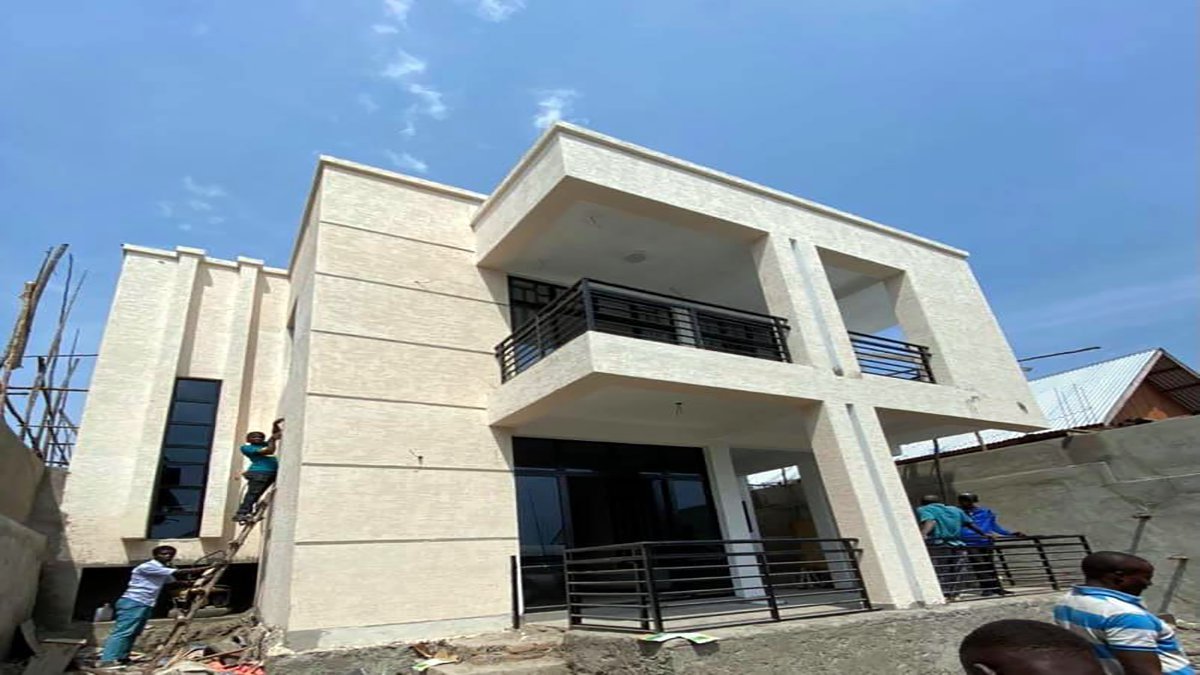 Innoss'B offre une maison en étage à ses parents - DiaspoRDC